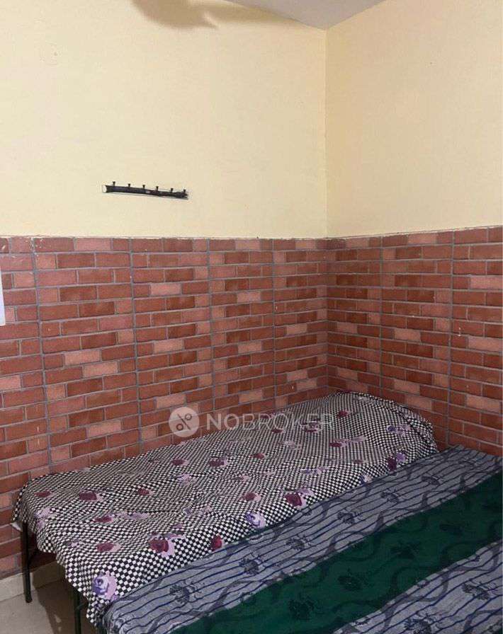 PG for FEMALE in Sector 16 for Rs 4500 available Immediately ...