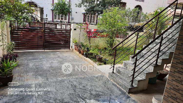 Independent House Loyola school bus stop, Bannerghatta Main Rd, Kalena ...